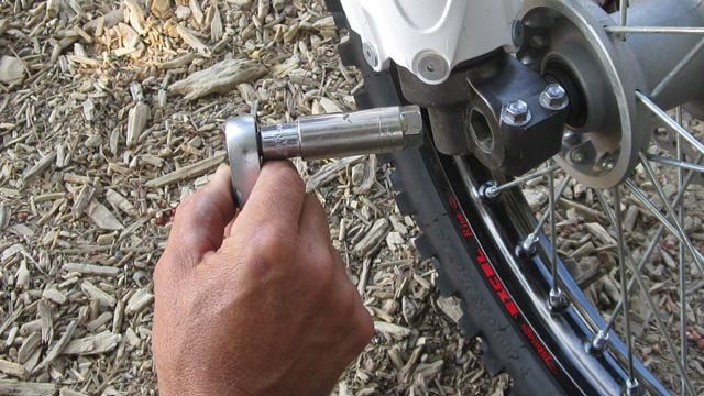 Front Wheel Installation - Tech | Dirt Rider